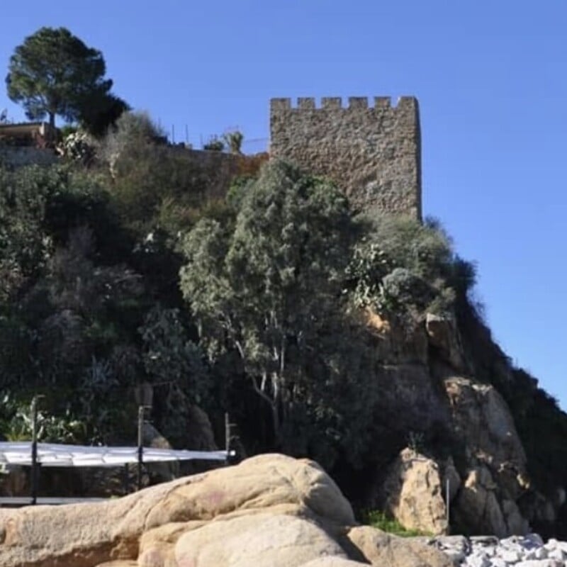 Il Castello San Giorgio a Tusa e il centro abitato di Gallodoro ...