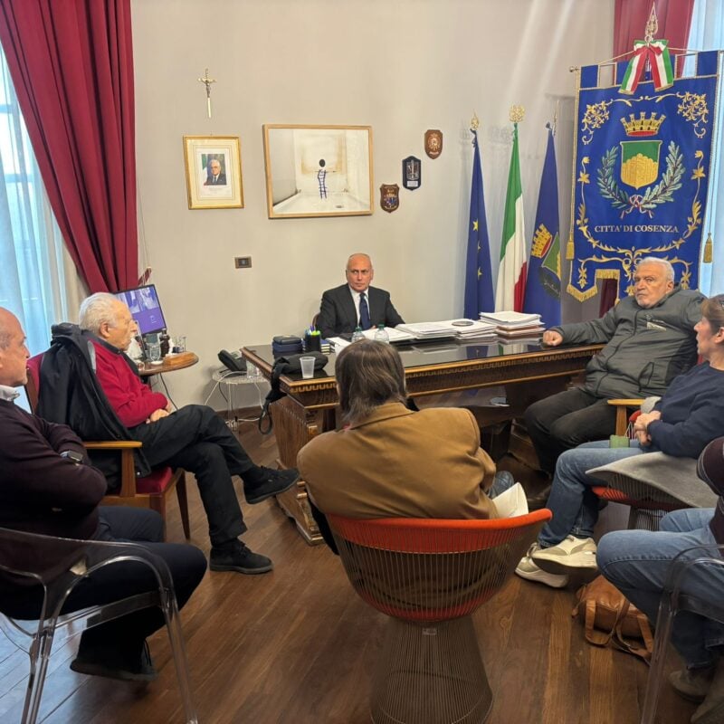 Ospedale di Cosenza, incontro tra il sindaco Franz Caruso e il Comitato ...